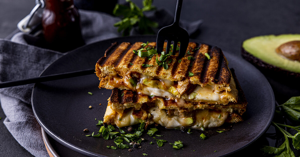 BBQ-toast med kylling og avokado | Skikkelig Digg Mat